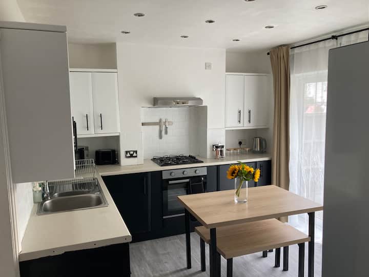 3 Br 4 Beds Midlands Home Base + Free Parking - Bescot Stadium