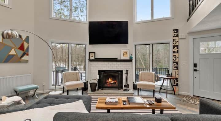 Winter Ski Chalet W/ Cozy Fireplace + Hiking - Great Barrington, MA