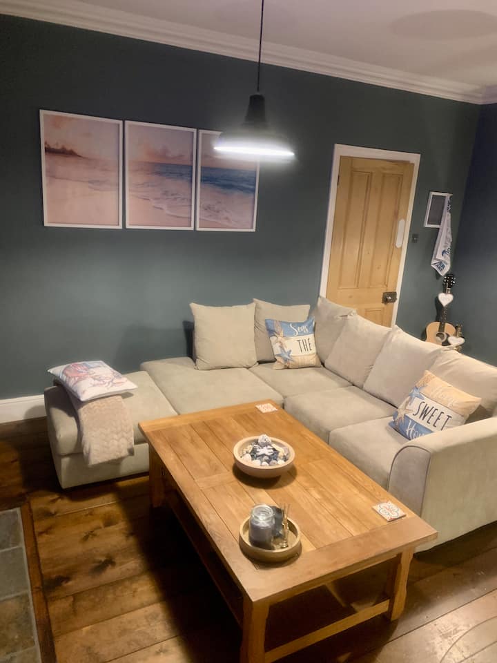 A Stones's Throw From Beach & Cliffs Pavilion ! - Southend-on-Sea
