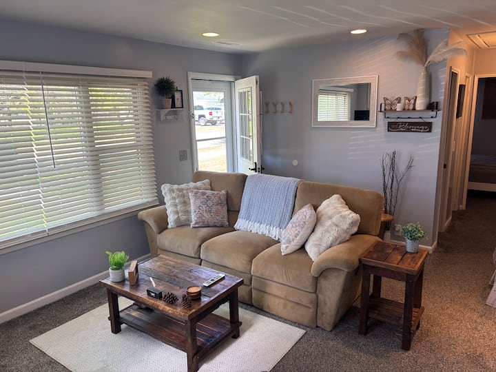 3bd Home Near Msu/downtown
Fast Wifi 5 Car Parking - East Lansing, MI