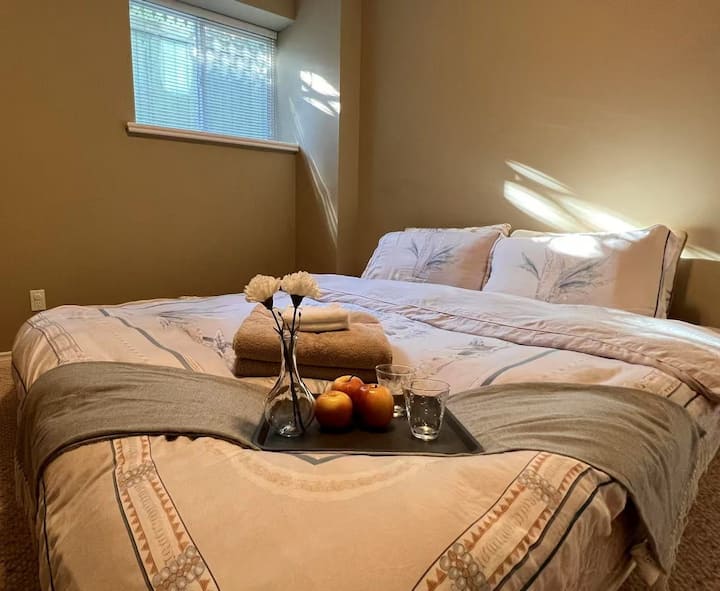 Quiet Comfortable Room(semi-basement) - Coquitlam