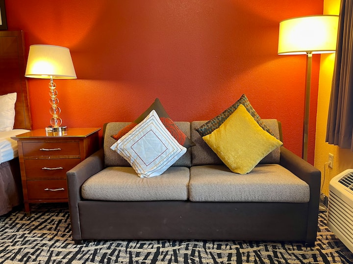 Deluxe King Room With Sofa Bed - Chelan, WA