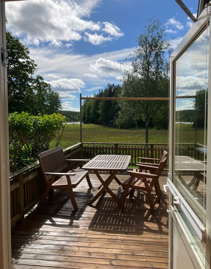 Idyllisk Småbruk Med Strandlinje Og Stor Hage - Ed