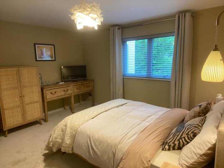 Cheltenham: King-size Bedroom + Ensuite. - 卓特咸學院