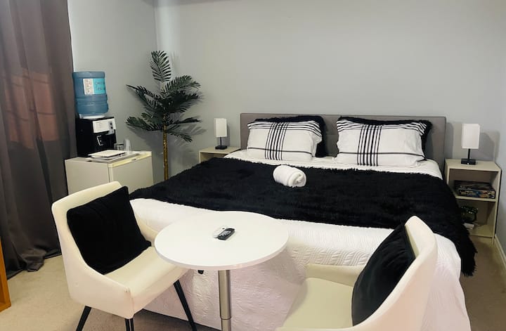 Joyful Haven Getaway- King Size Bedroom W/closet - London