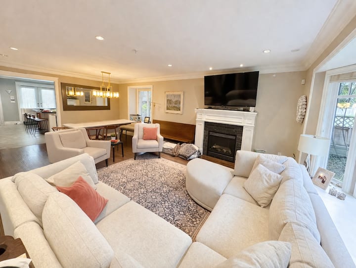 15m To Yvr · Fifa Friendly· Ac & Patio W/ View - Vancouver