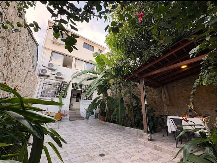 S301 - Edificio/16huespedes/ac/patio/parking* - Cali