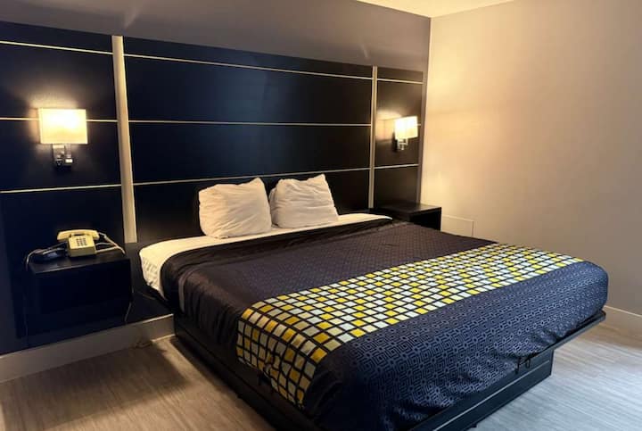 Coratel Hastings 1 King Bed Smoking - Hastings, MN