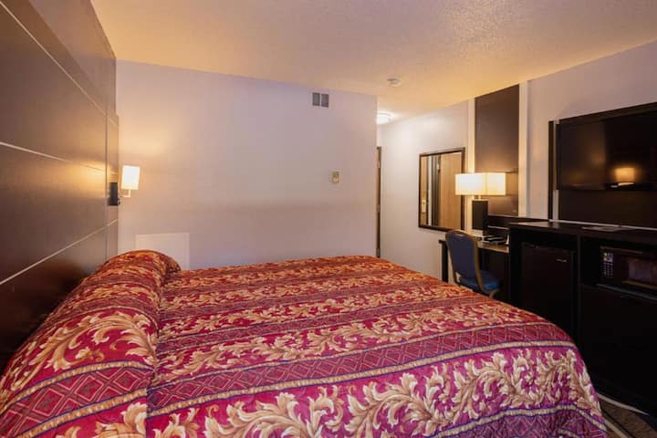 Coratel Hastings 1 King Bed Smoking - Hastings, MN