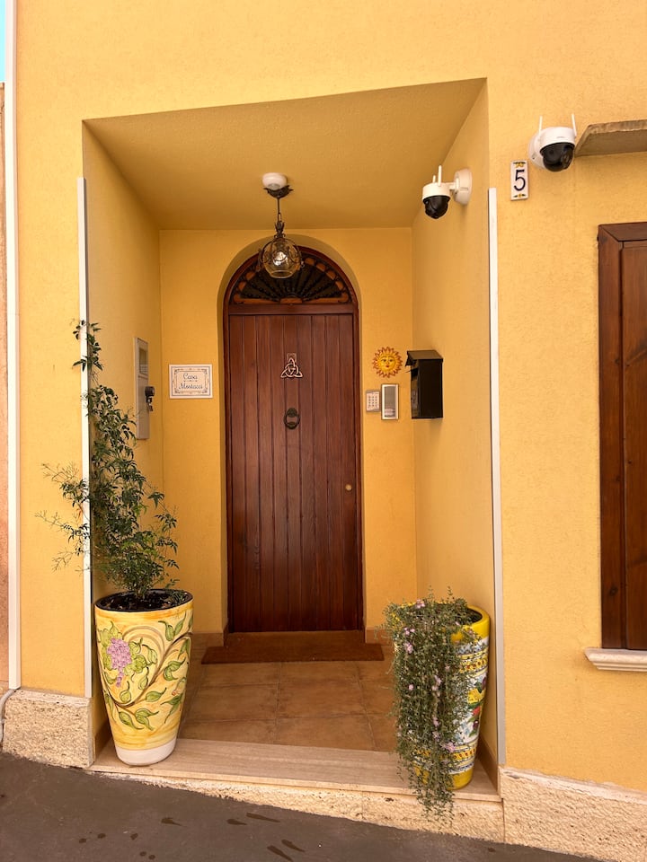 1 Min Walk - Restaurants & Shops - Scopello, TP, İtalya