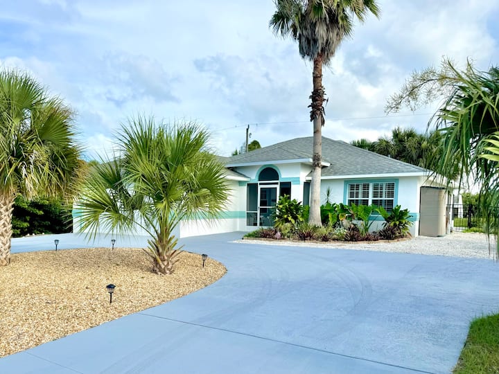 Corey’s Coastal Beach Getaway [Beach & Hot Tub] - Palm Coast