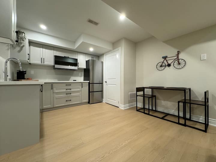 Cozy 2-bedroom Basement Apt With Private Entrance - Milton
