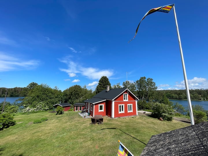 Majas Backe, Eget Hus På En ö - Åland