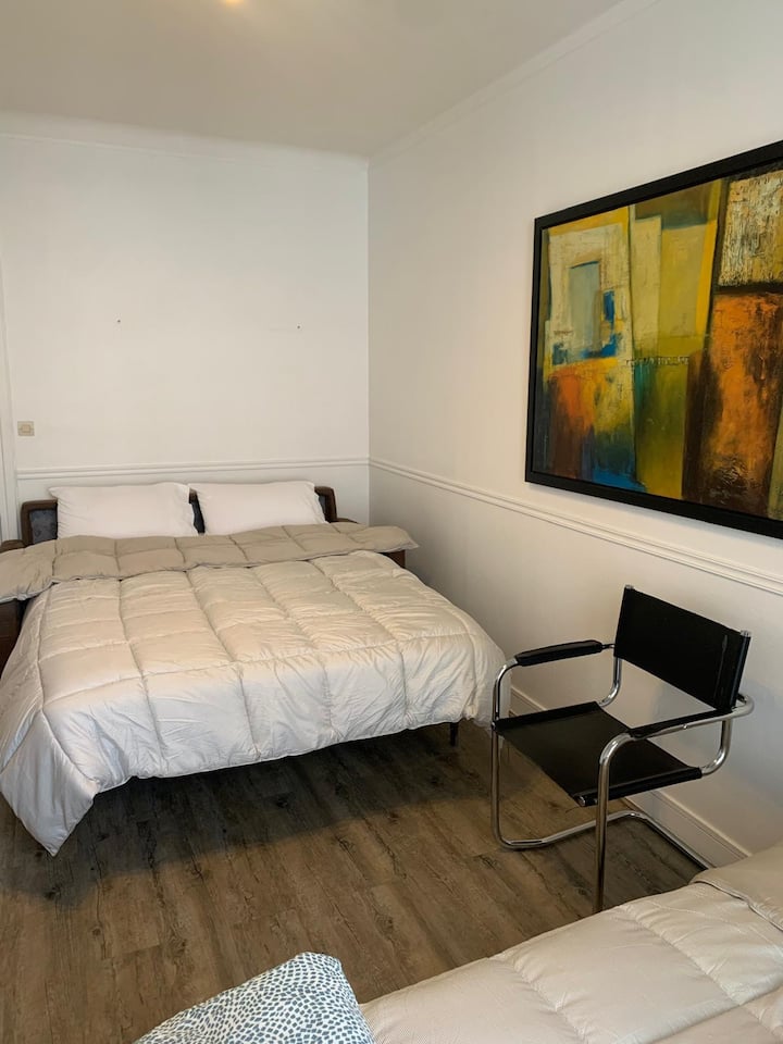 Petit Appartement Accès Direct Paris 10 Min  Bus - ibis Nanterre La Défense