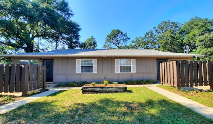 Charming Airport 2br Retreat In Heart Of Pensacola - Pensacola, FL