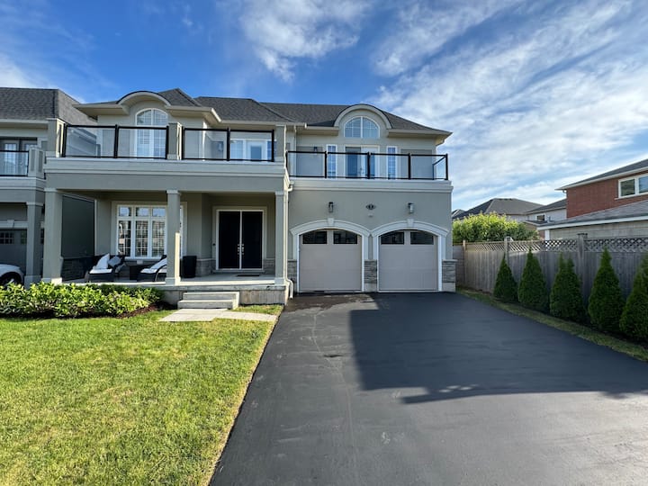 Executive Lakeview Home - Hamilton