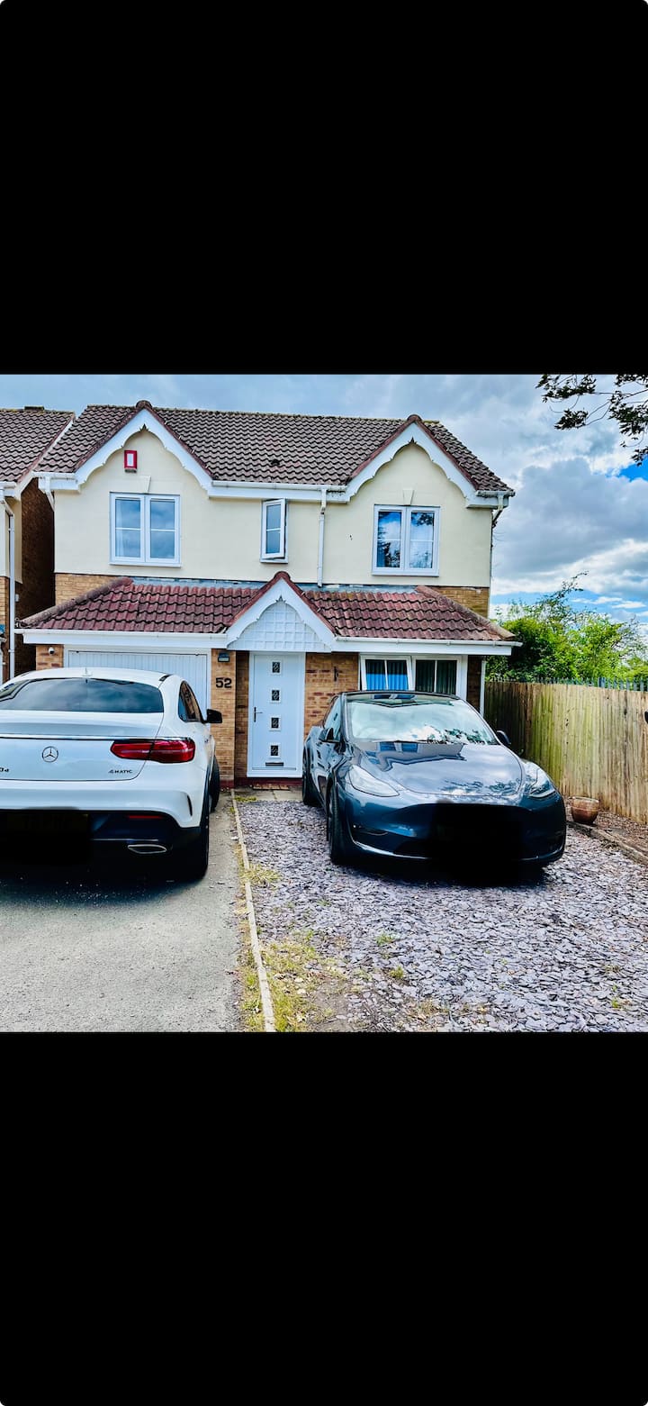 Luxury 4 Bed House In Coventry - Coventry