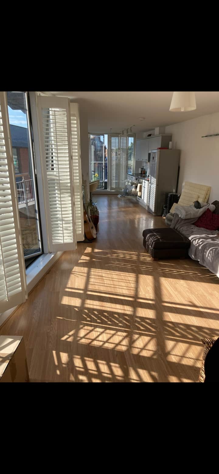 Bright & Spacious 1 Bed Flat - Godalming