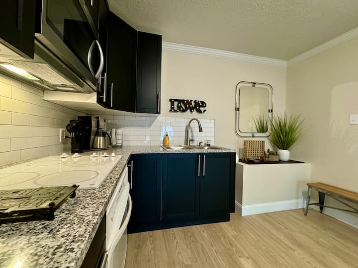 Private Guest Suite Near Msu & Bass Pro | Walkable - Springfield, MO