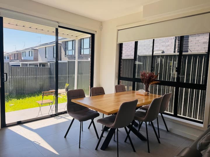 4 Rooms Comfy House | Walk To Schofield Station - Blacktown