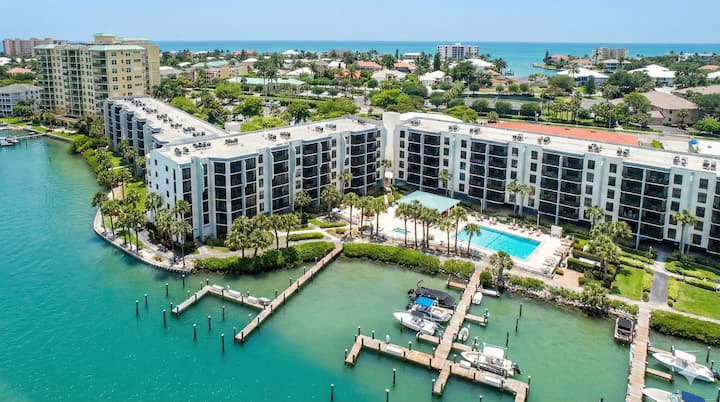 Waterfront Balcony & Pool W/ King Bed & 2 Bath - Marco Island, FL