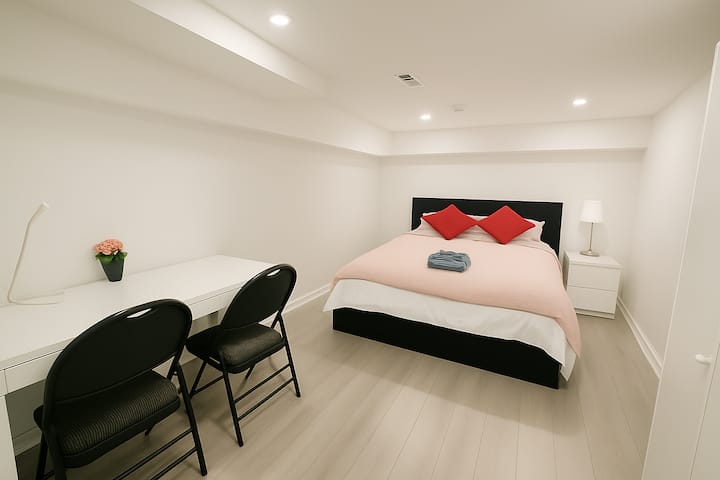 Peaceful Private Haven Bsm Suite|little Italy - Toronto