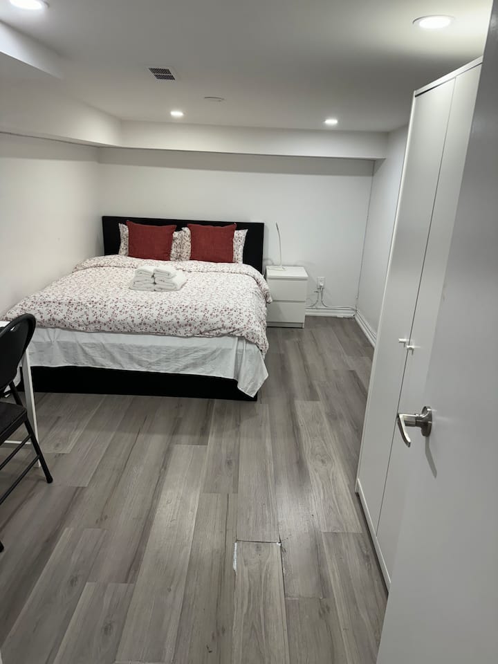 Lovely Basement Apt-little Italy - Toronto