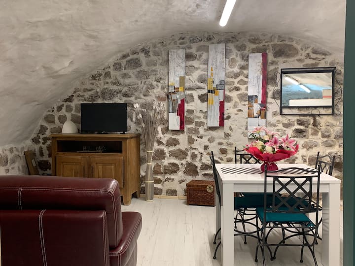 Dans Le Charme De La Pierre - La Garde