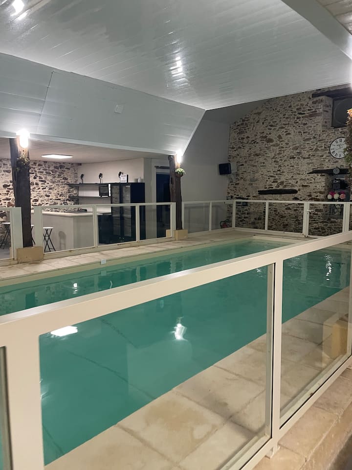 Piscine Intérieur Pour Vos Fêtes Privées - Vendée