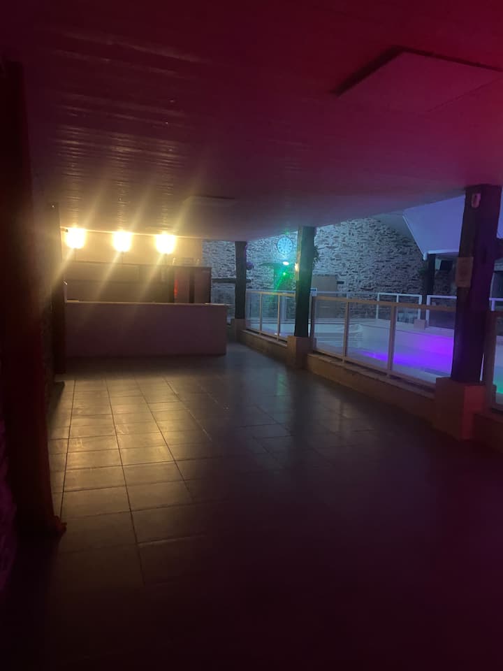 Piscine Intérieur Pour Vos Fêtes Privées - Nantes Atlantique Airport (NTE)