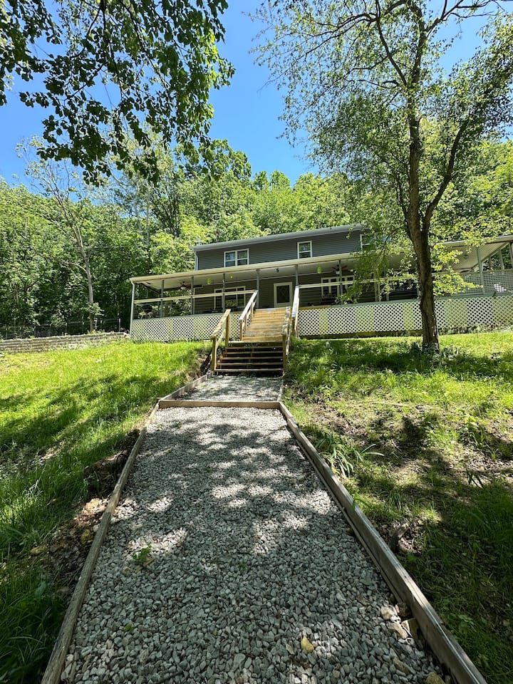 Hillside Hideaways: The Cottage - Grafton, IL