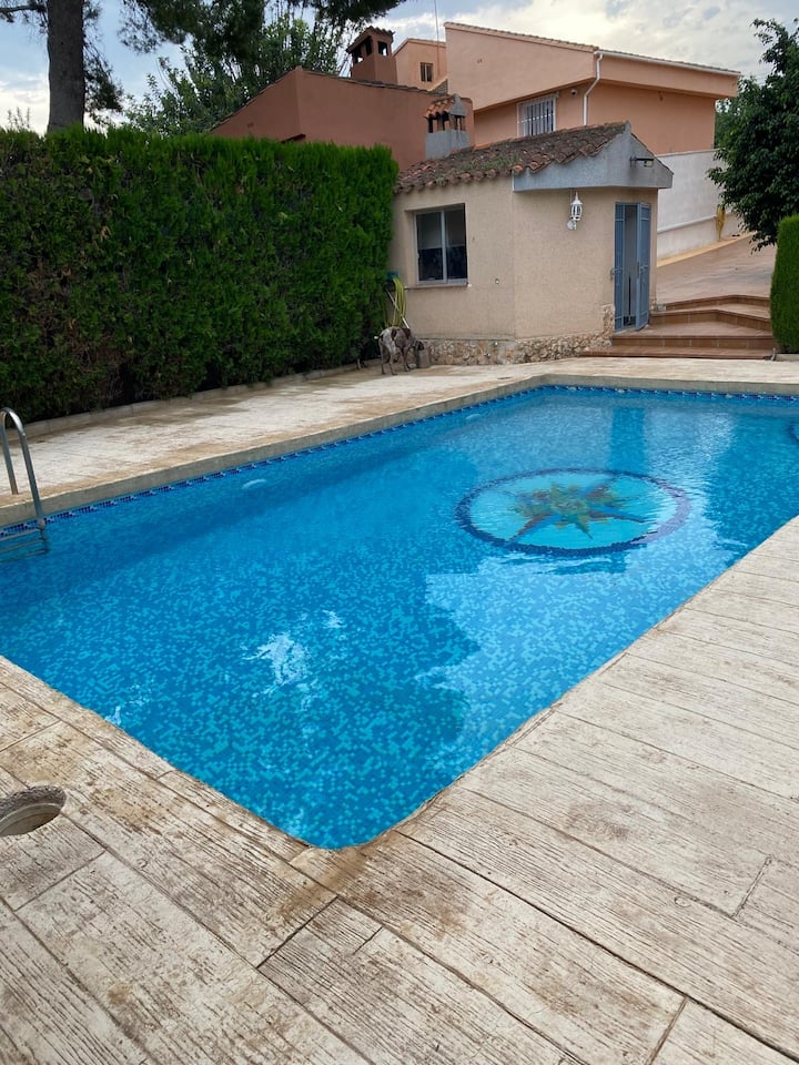 Casa - Chalet Con Terraza Y Jardín - Monserrat
