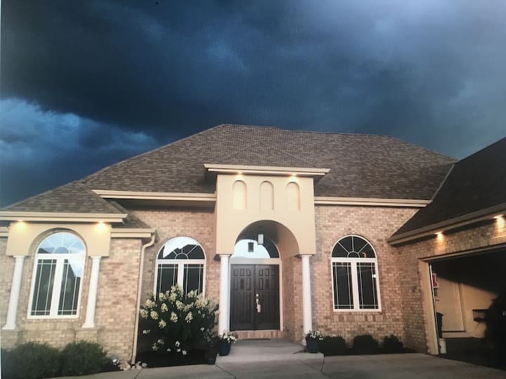 Stunning Suburban Milwaukee Home - Oconomowoc, WI