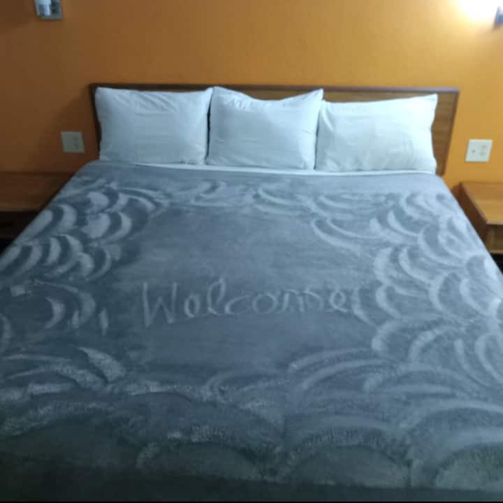 (108) King Bed Hotel Studio - Livingston, TX