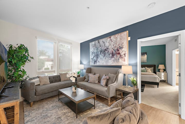 Spacious 3-bedroom + Den Near Spectrum & Newport - Irvine, CA