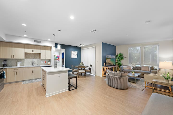 Spacious 3-bedroom + Den Near Spectrum & Newport - Irvine, CA