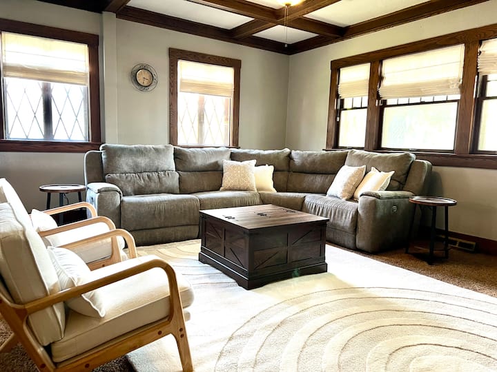 Downtown, Porch + Fire Pit, Theatre, 2 King+ Home - Salina, KS