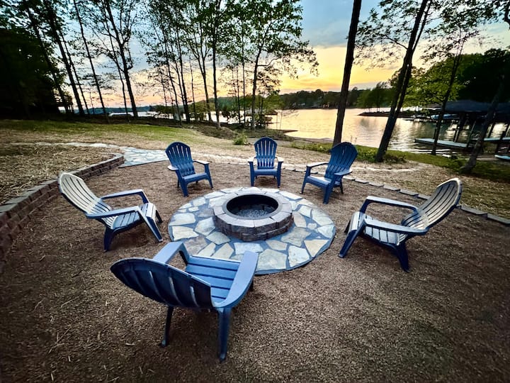 Lakefront Retreat W/dock, Private Cove + Hot Tub - Smith Mountain Lake, VA