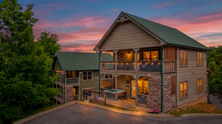 Family Cabin | Hot Tub Pet-friendly | Near Pkwy - Pigeon Forge, TN