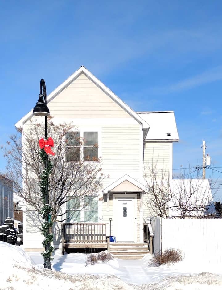 Enjoy Winter! Home Sleeps 8! Gorgeous Kitchen! - Duluth, MN