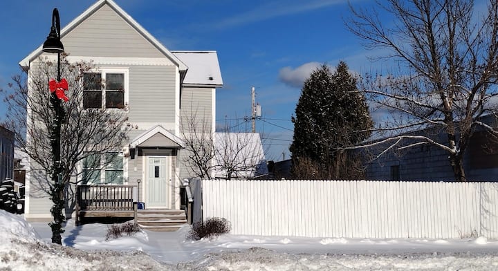 Visit Lksuperior! Home Sleeps 8 Gorgeous Kitchen! - Duluth, MN