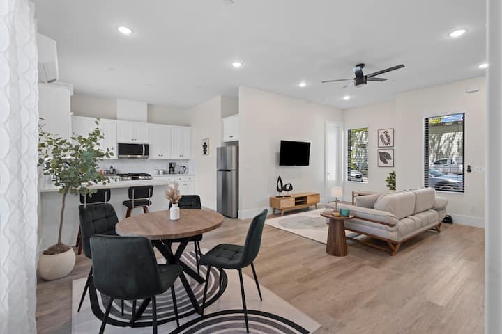 Luxury One Bedroom Suit With Extra Rollout Bed - Sacramento