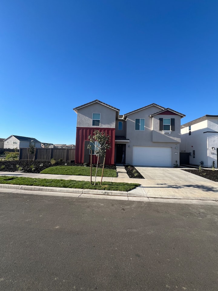 Downstairs Full Bed W/ Private Bathroom - Stockton, CA
