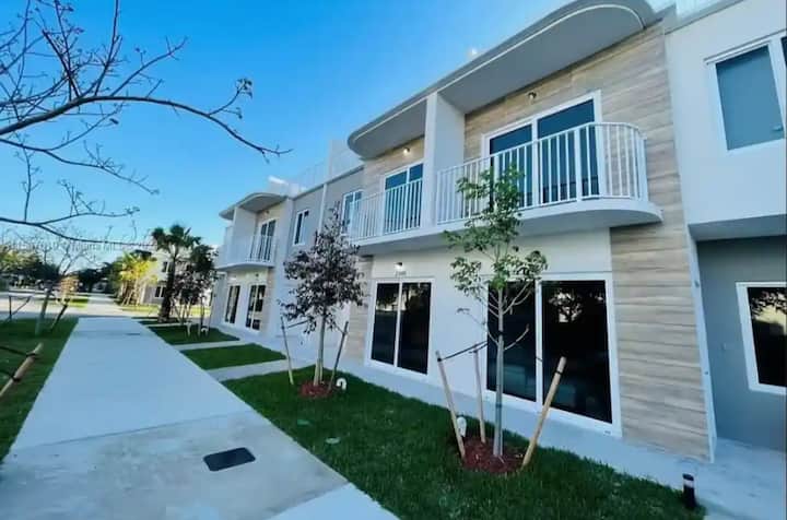 Miami 3 Story House W/balcony, Parking& Rooftop - Homestead, FL