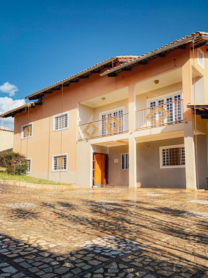 Quarto Privativo Em Charmosa Casa Clássica - Anápolis