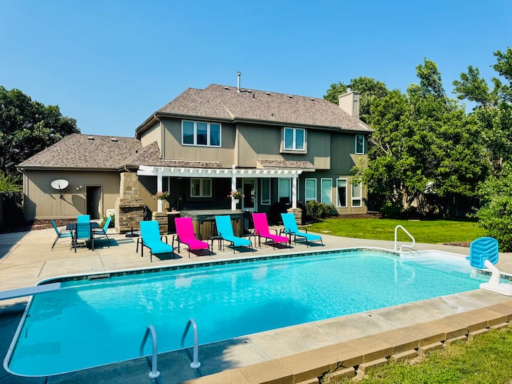 Backyard Oasis W/ Stunning Pool & Hot Tub - Bennington, NE