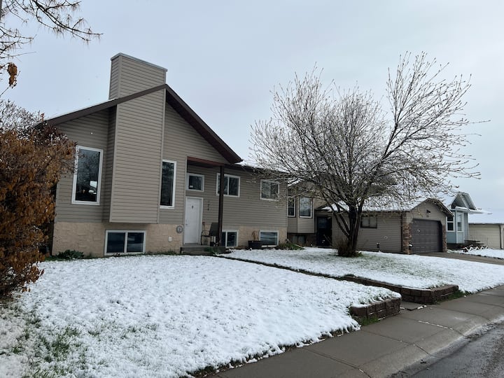 Cozy House With Jacuzzi Tub - Calgary