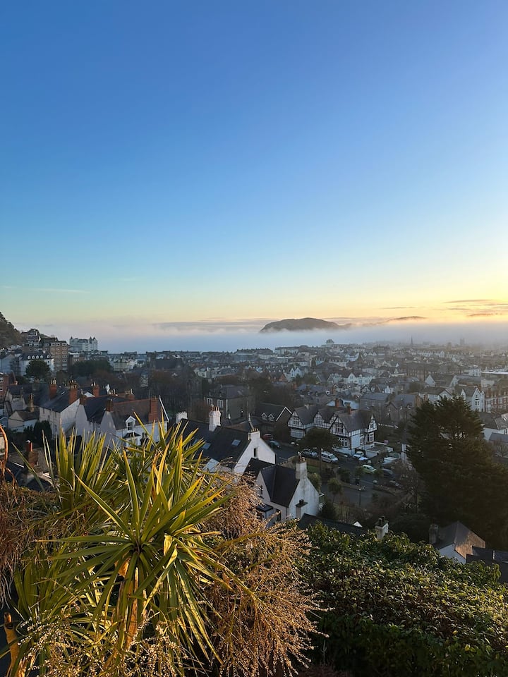 2 Haulfre Gardens - Stunning Views & Parking - Llandudno