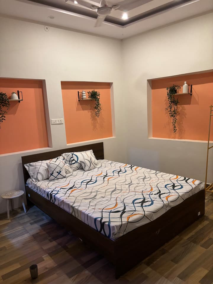 Cozy 2-bedroom Stay Near Benaras Railway Station - Varanasi