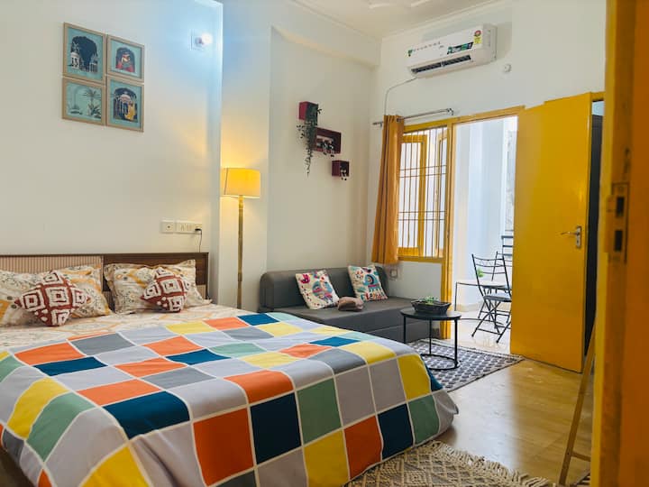 Modern 1br In Posh Area, Walk To Railway Station - Varanasi